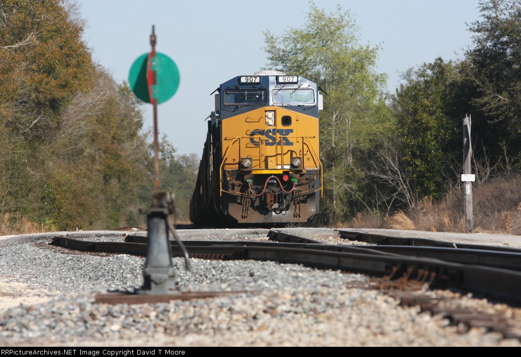 CSX 907 waits for a Florida Northern Crew